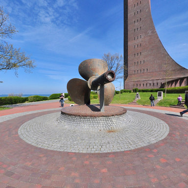 Laboe - Schiffsschraube und Marine-Denkmal